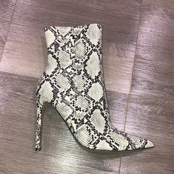 Steve Madden | Shoes | Steve Madden Whimsy Black And White Heeled Boots ...
